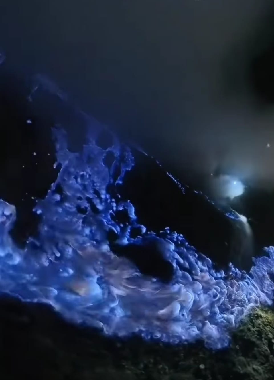 Fenomena Langka Blue Fire, Keajaiban Alam dari Kawah Ijen yang Mendunia ...
