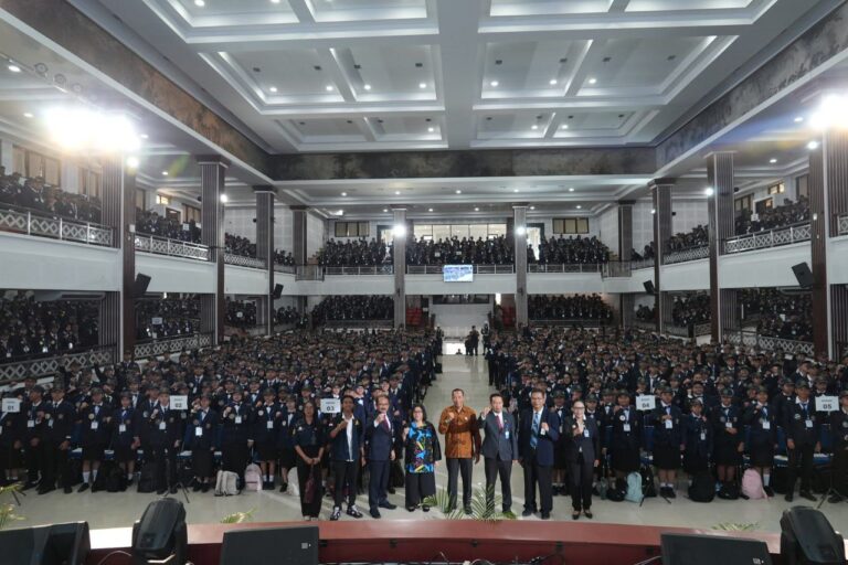 6.500 Mahasiswa Baru Ikuti PKKMB Prabhu Udayana 2025, Rektor Tegaskan ...